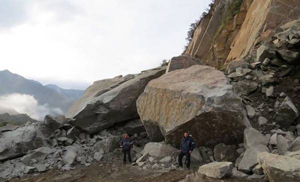 Comenzaron a quitar las rocas del camino que va a Río Grande | El ...